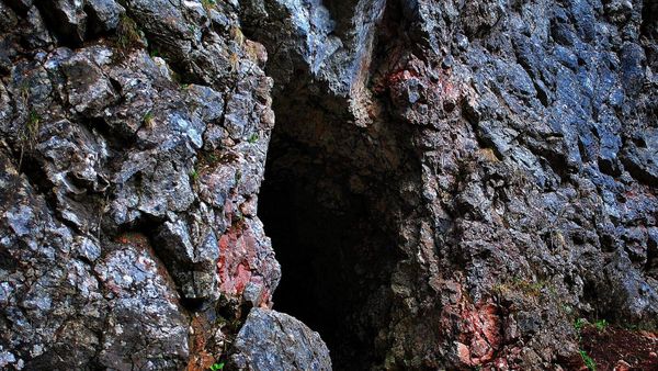 Effroyable ! Une jeune homme piège son ami dans une grotte jusqu’à ce ...