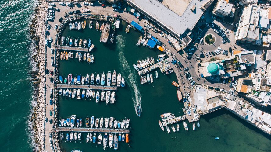 Il tente de monter sur un ferry alors que celui-ci quitte le port, le ...