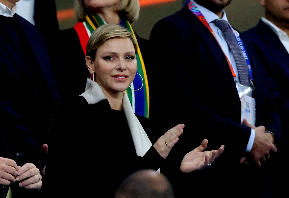 Charlene de Monaco sublime en noir : Max Mara, Jimmy Choo… Elle en met ...