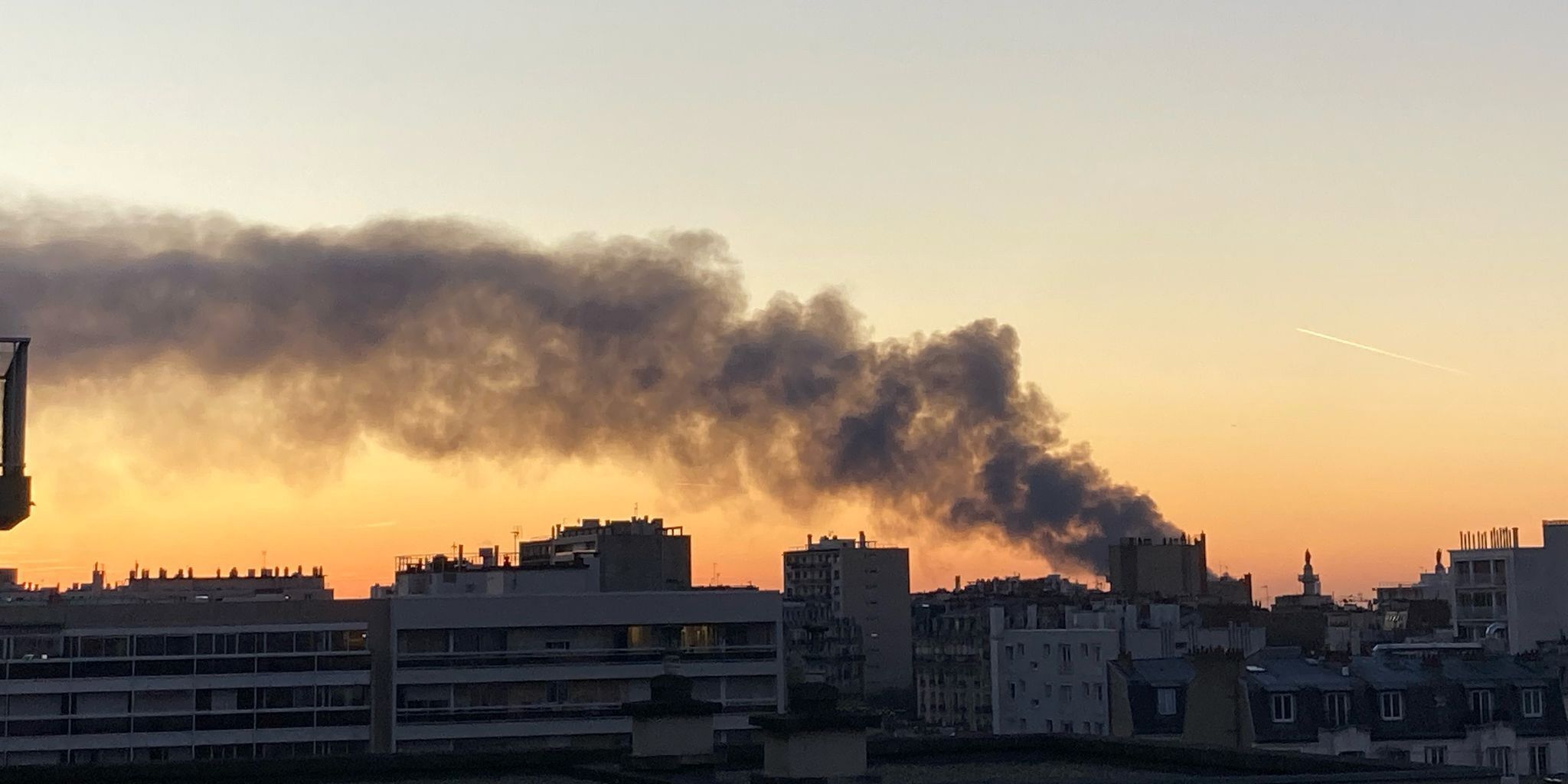 Un important incendie en cours dans une déchèteries à proximité du tribunal judicaire de Paris ...