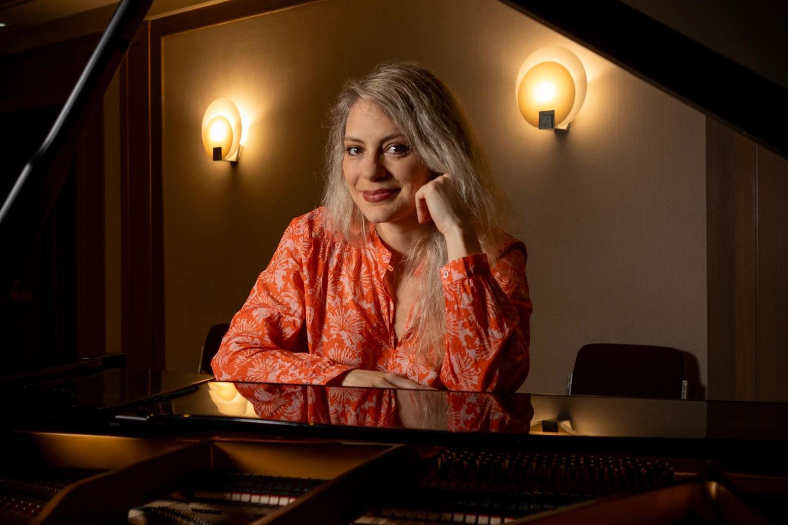 Béatrice Berrut : une pianiste à la basse électrique, aux étoiles plein ...