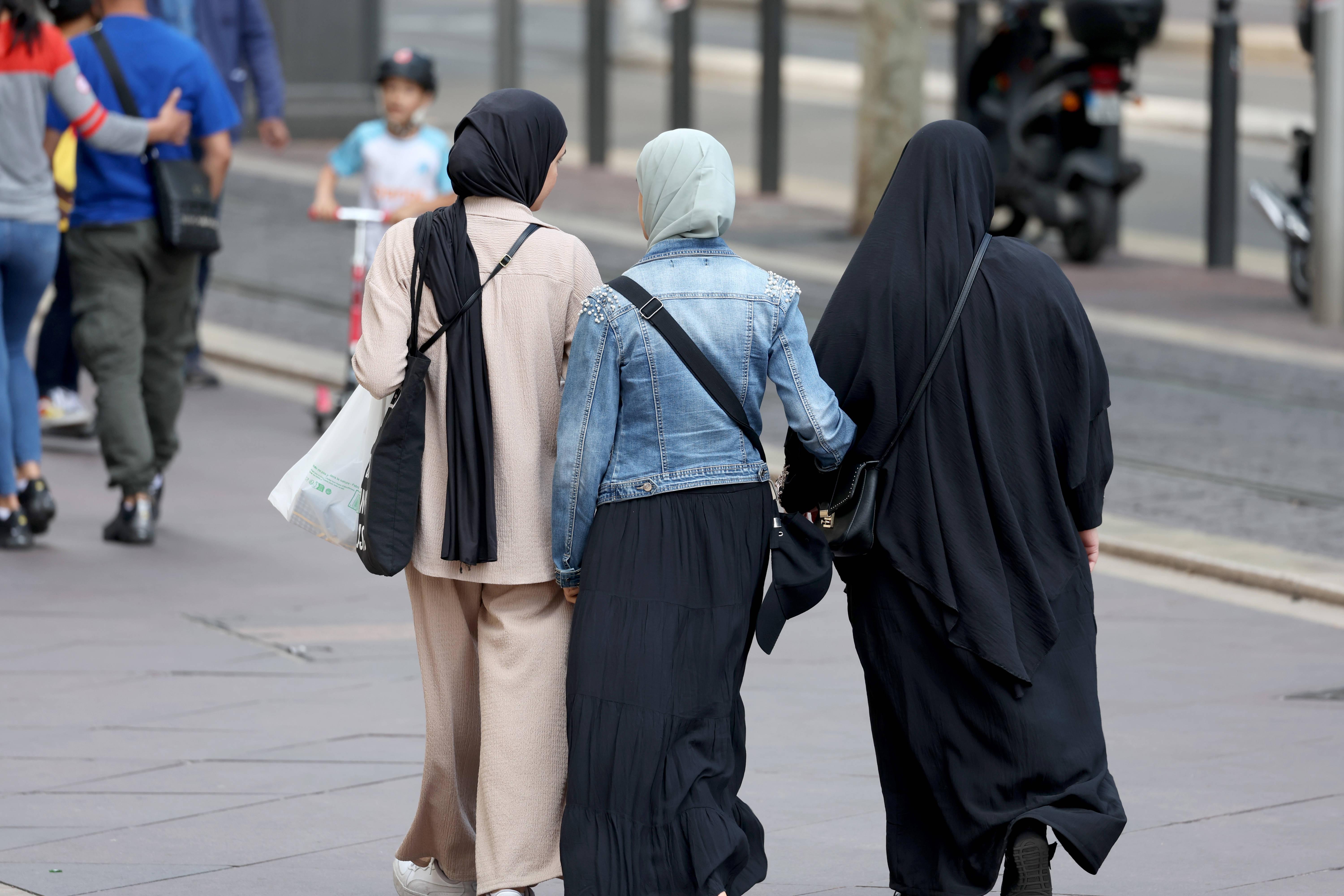 «On n’est plus en France» : une boutique éphémère réservée aux femmes ...